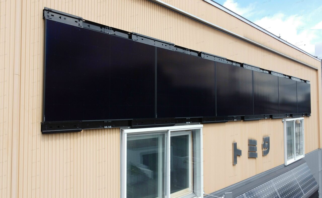 LONGi completes first vertical installation of all-black modules in ...